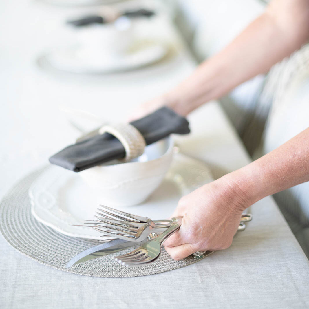 How to Style An Elegant Dinner Table - suncookery.com